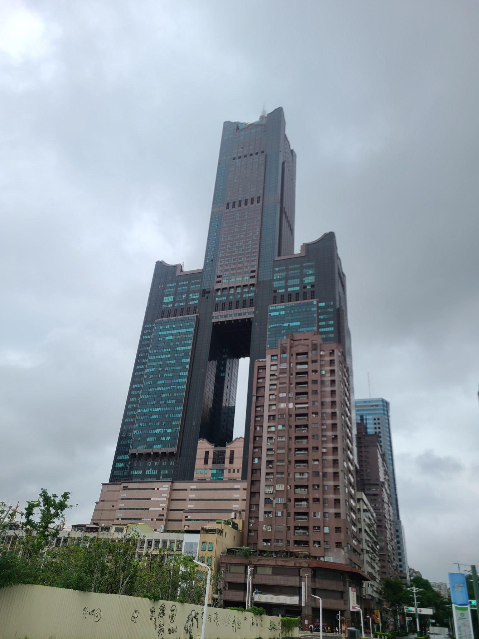 The abandoned 85 Sky Tower in Kaohsiung, Taiwan – Bubble Tea Island